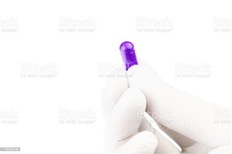 양성자 보라색 색깔 유기 Med 캡슐을 들고 의료 장갑에 손을 흰색 배경 클로즈업에 고립 건강관리와 의술에 대한 스톡 사진 및