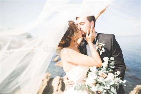 Scena Felice E Romantica Appena Di Giovani Coppie Sposate Di Nozze Che