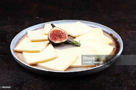 라클렛 치즈 슬라이스 소박한 배경에 매우 맛있는 스위스 라클렛 0명에 대한 스톡 사진 및 기타 이미지 0명 독일 라클렛 Istock