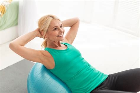 Hermosa Dama Madura Ejerciendo Sus Músculos Abdominales Con Fitball En
