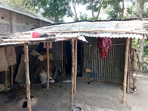 বয়স্ক ভাতা বন্ধ সেই বৃদ্ধার ঘরে নেই খাবার