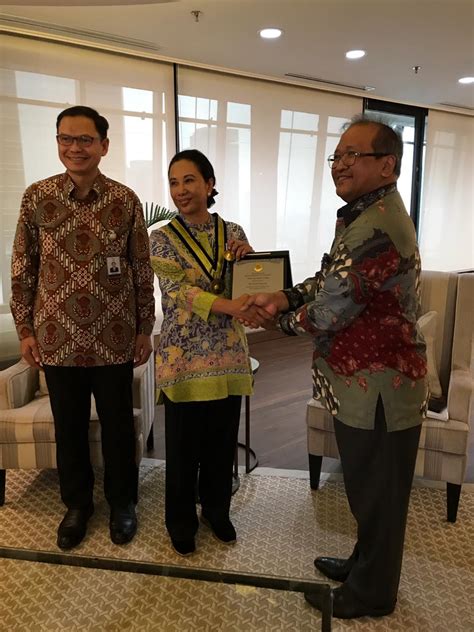 Rektor Serahkan Penghargaan Itera Adi Karsa Utama Kepada Menteri Bumn