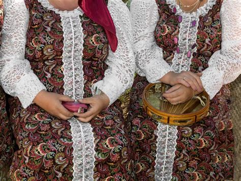Dos Mujeres En Trajes Nacionales Imagen De Archivo Imagen De Trajes