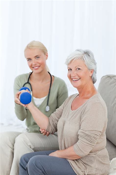 Schöne Krankenschwester Die Ihrem Patienten Hilft Stockbild Bild Von