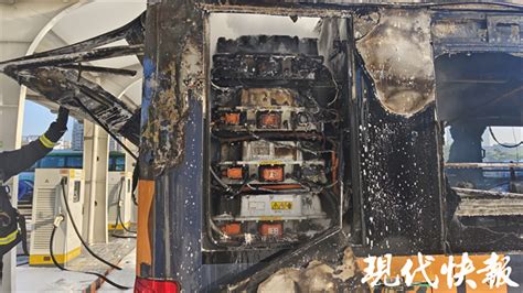 凌晨，镇江一电动公交车在停车场起火腾讯新闻