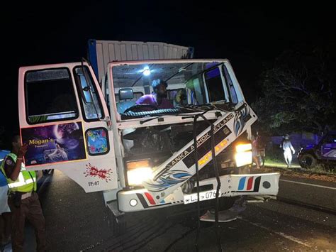 නවතා තිබූ සැප බස් රථයේ ලොරියක් ගැටීමෙන් තිදෙනෙක් මරුට දෙදෙනෙකුට බරපතලයි Ada Online