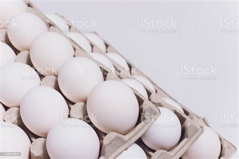 무해 한 암 탉의 흰 달걀 흰색 바탕에 골 판지 포장 3 팩 0명에 대한 스톡 사진 및 기타 이미지 0명 가득 찬 끓는