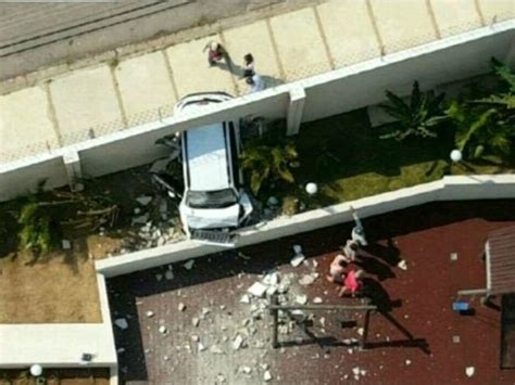 G Motorista bate e carro fica preso em buraco de muro de condomínio notícias em Sorocaba e