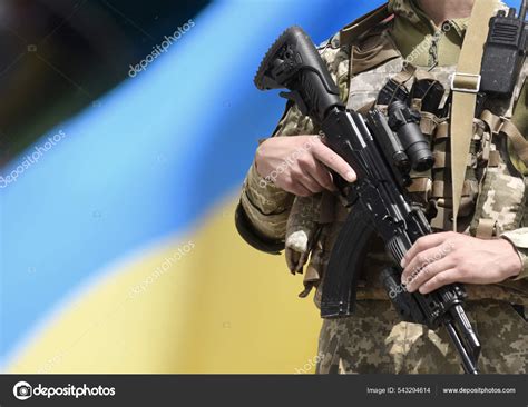 Солдат Штурмовою Гвинтівкою Прапором України Український Солдат