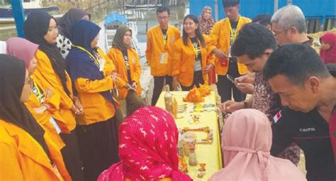 Mahasiswa KKN UHO Manfaatkan Limbah Cangkang Kerang KENDARIPOS