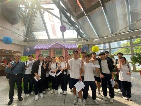 明愛莊月明中學 🌟 新來港學童適應活動：電車派對！🚋🎉 在家長日的前夕，輔導組為新來港學童舉辦了一個特別的電車派對！在這個充滿樂趣的晚上中