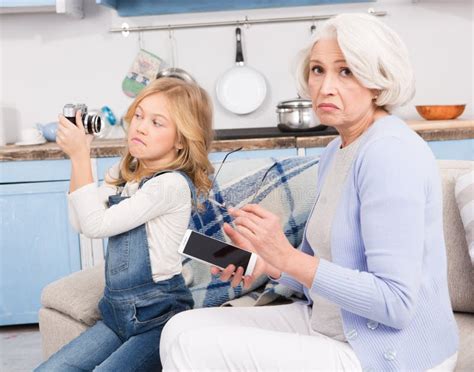 Nonna E Nipote Che Fanno Le Foto Del Selfie Fotografia Stock Immagine