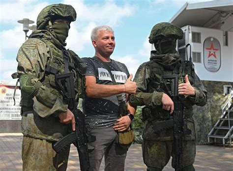 Оросын эрх баригчид Украинд гэрээт цэргийн алба хаах хүсэлтэй эрчүүдийг бүртгэх явуулын цэг