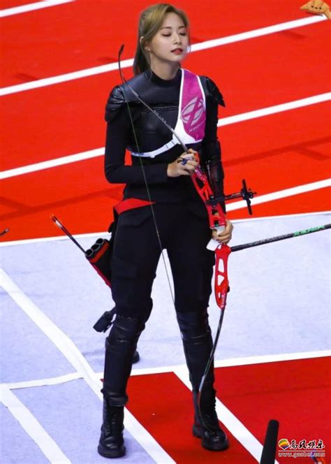 《偶像运动大会》射箭比赛！周子瑜看起来更像一位女战士，全身黑色服装 新闻资讯 高贝娱乐