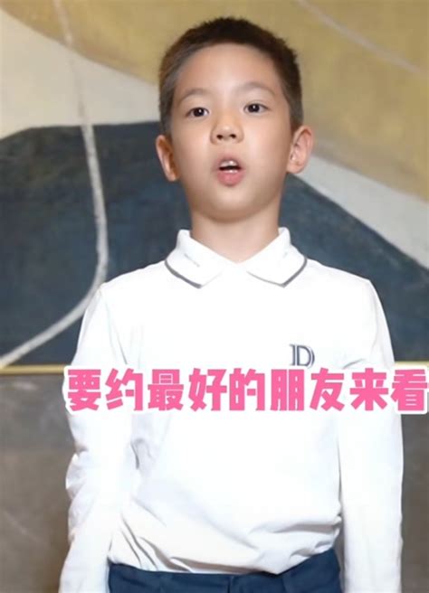 霍思燕儿子嗯哼罕露面，外型帅气站姿笔直，婴儿肥消失细胳膊瞩目腾讯新闻