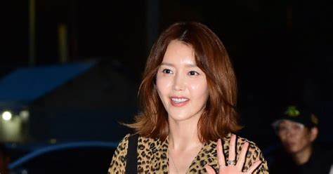 포토 채정안 호피무늬 셔츠 입고 종방연 왔어요~