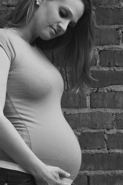 무료 이미지 손 사람 검정색과 흰색 소녀 여자 화이트 사진술 초상화 좌석 어린이 의류 검은 단색화