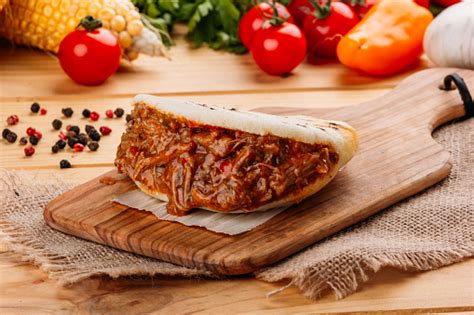 Arepa 노련한 으깬 고기와 주위 그 준비의 몇 가지 재료와 함께 0명에 대한 스톡 사진 및 기타 이미지 0명 개체 그룹