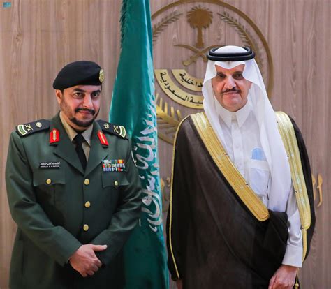 عام سمو الأمير سعود بن نايف يقلد مدير السجون بالمنطقة رتبته الجديدة