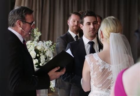 Vidéo Une Demoiselle Dhonneur Senfuit En Plein Mariage Drôles De Mums