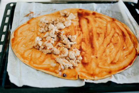 현대적인 흰색 주방에서 피자를 위해 케첩을 곁들인 둥근 반죽에 구운 닭고기 홈 피자를 만드는 과정 재료가 닫힙니다 가정 요리 개념 사진 Unsplash의 요리사 이미지