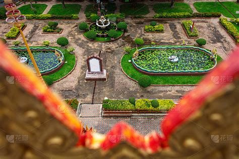 从佛教寺庙的屋顶上看