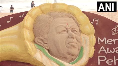 सैंड आर्टिस्ट ने समुद्र किनारे तस्वीर उकेरकर स्वर कोकिला लता मंगेशकर को