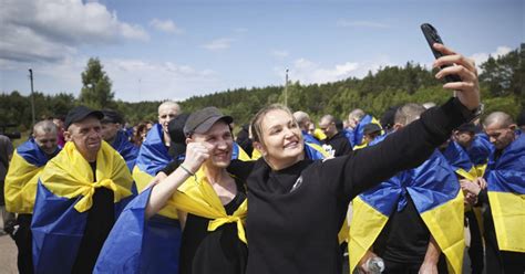 여성과 셀카 찍는 석방 우크라이나 병사