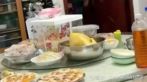 孝心让父母惊喜万分 常回家看看女儿满着父母偷跑回家为父母烹制了满满一桌子的美味佳肴在这个快节奏的社会里亲情往往因为忙碌的工作和生活而