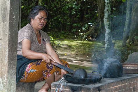 Documentary Editorial Image Woman Roasting Cocoa Editorial Photography Image Of Female Brown