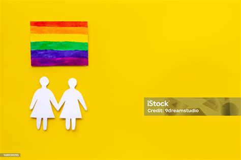 ゲイプライドレインボーlgbtフラグと女性夫婦の紙の形lgbtの社会的権利のコンセプト Lgbtqiaの文化のストックフォトや画像を多数ご