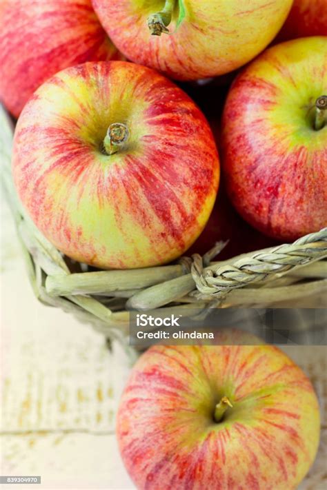 고리 버들 세공 바구니와 S에 익은 유기농 빨간 줄무늬 사과의 힙 0명에 대한 스톡 사진 및 기타 이미지 0명 가을