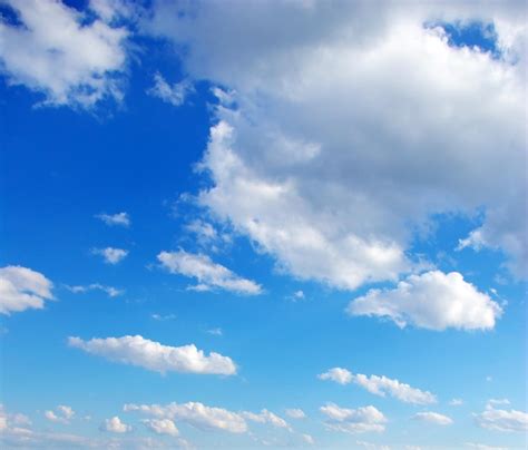 小さな雲の青い空の背景 プレミアム写真