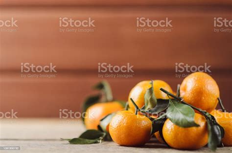 녹색 신선한 육즙 작은 귤 어두운 나무 배경에 힙에 나뭇잎 유용한 감귤 류의 과일입니다 건강 한 음식입니다 갈색에 대한 스톡 사진 및 기타 이미지 Istock