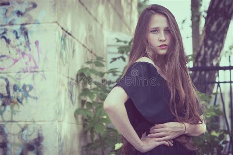 Retrato De Uma Menina Triste Nova Bonita Do Goth Em Um Velho Abandonado Foto De Stock Imagem