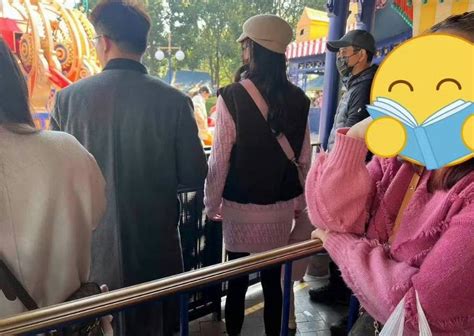唐嫣是怀二胎了吗？和老公女儿逛公园，包裹严实腰围肥大低调行走罗晋杨幂两口子
