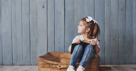 큰 여행을 떠날 준비가 되었습니다 행복한 어린 소녀가 큰 서류 가방을 들고 웃으며 재미있는 책을 읽고 있다 여행 자유와 상상력 개념 사진 Unsplash의 작다 이미지