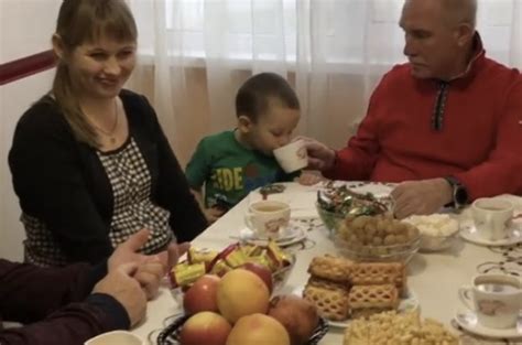 Донька зібрала всю сімю за столом щоб повідомити радісну звістку але