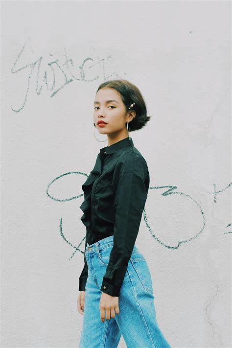 일부 흑인 글로 벽 근처에 서있는 여자의 측면보기 사진 · 무료 스톡 사진