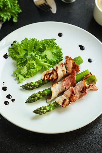 베이컨에 아스파라거스 고기 와 맛있는 구운 야채 음식 배경 맨 위 보기 건강한 식생활에 대한 스톡 사진 및 기타 이미지