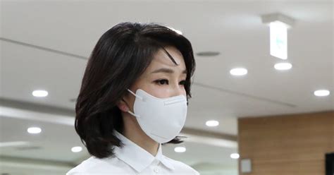 또 완판 시켰다김건희 여사가 든 가방 이미 품절