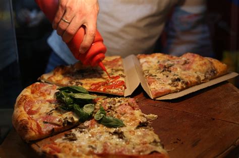 나무 배경 스톡 사진에 흰색 버섯 햄 아티 초크 토마토 올리브 파마산과 모짜렐라피자 Capricciosa 0명에 대한 스톡 사진 및 기타 이미지 Istock