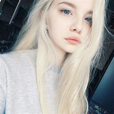 Blonde Models Soluk Cilt Doğal Saç Rengarenk Saç