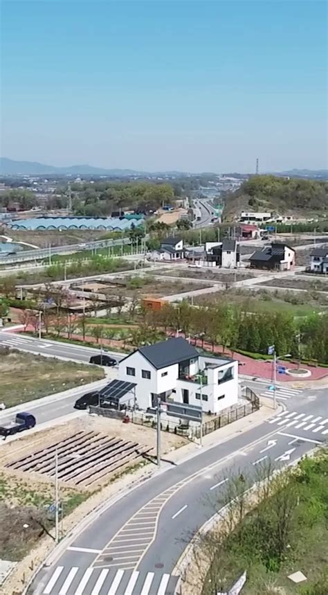 한글주택 랜선집들이 아이들과 어디에서든 함께 뛰어놀 수 있는 집 무난할 수 있는 새하얀 외관에 평지붕과 경사지붕으로 연출