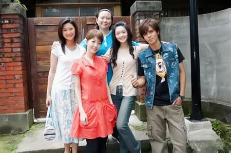 那麼多年了心底一直放著對妳的感激沒機會親口對妳說將來也真的沒有機會了 那年我還很菜又很窮妳會為了我賺很少錢還不能利用空檔接通告而替
