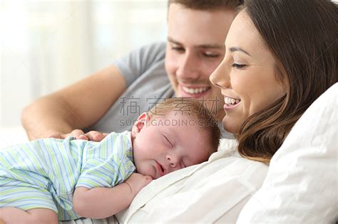 特写母亲婴儿2到5个月婴儿床美水平画幅进行中父母美人图片素材下载 稿定素材