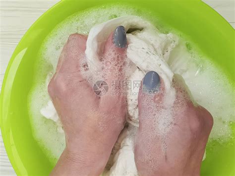 以木制背景在盆子里洗高清图片下载 正版图片503099534 摄图网