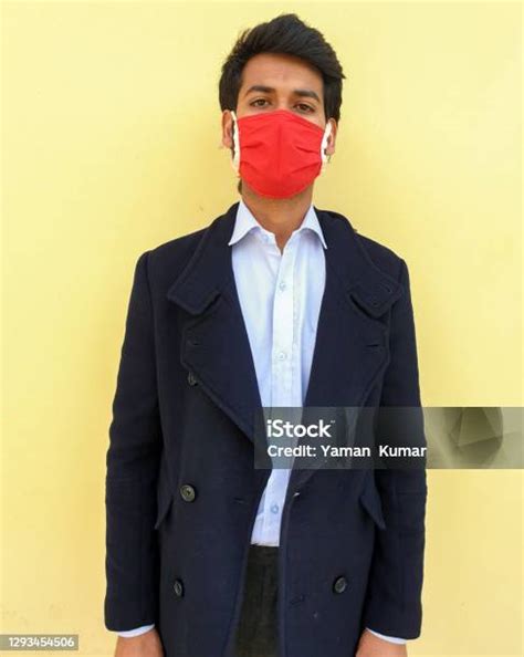 잠금 시간 동안 코로나 바이러스로부터 보호하기 위해 얼굴 마스크를 착용 세 조각 정장 젊은 잘 생긴 남자의 스튜디오 사진 20 24세에 대한 스톡 사진 및 기타 이미지