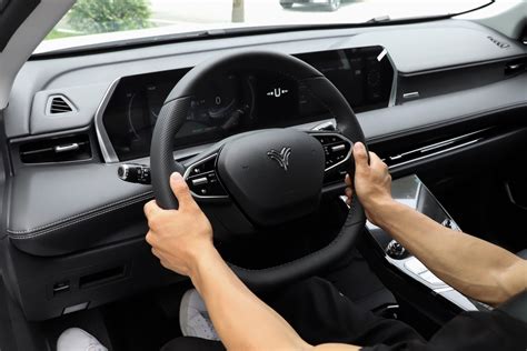 【哪吒u哪吒u Ⅱ 501km U秀版 磷酸铁锂主驾驶位图片 汽车图片大全】 易车