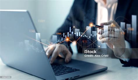 금융 마케팅 그래프 및 이익 주식 시장 차트 사업가는 성장 그래프와 투자 분석을 그립니다 사업 증가 이익 목표 성장 분석 개발 및 성공 가격에 대한 스톡 사진 및 기타